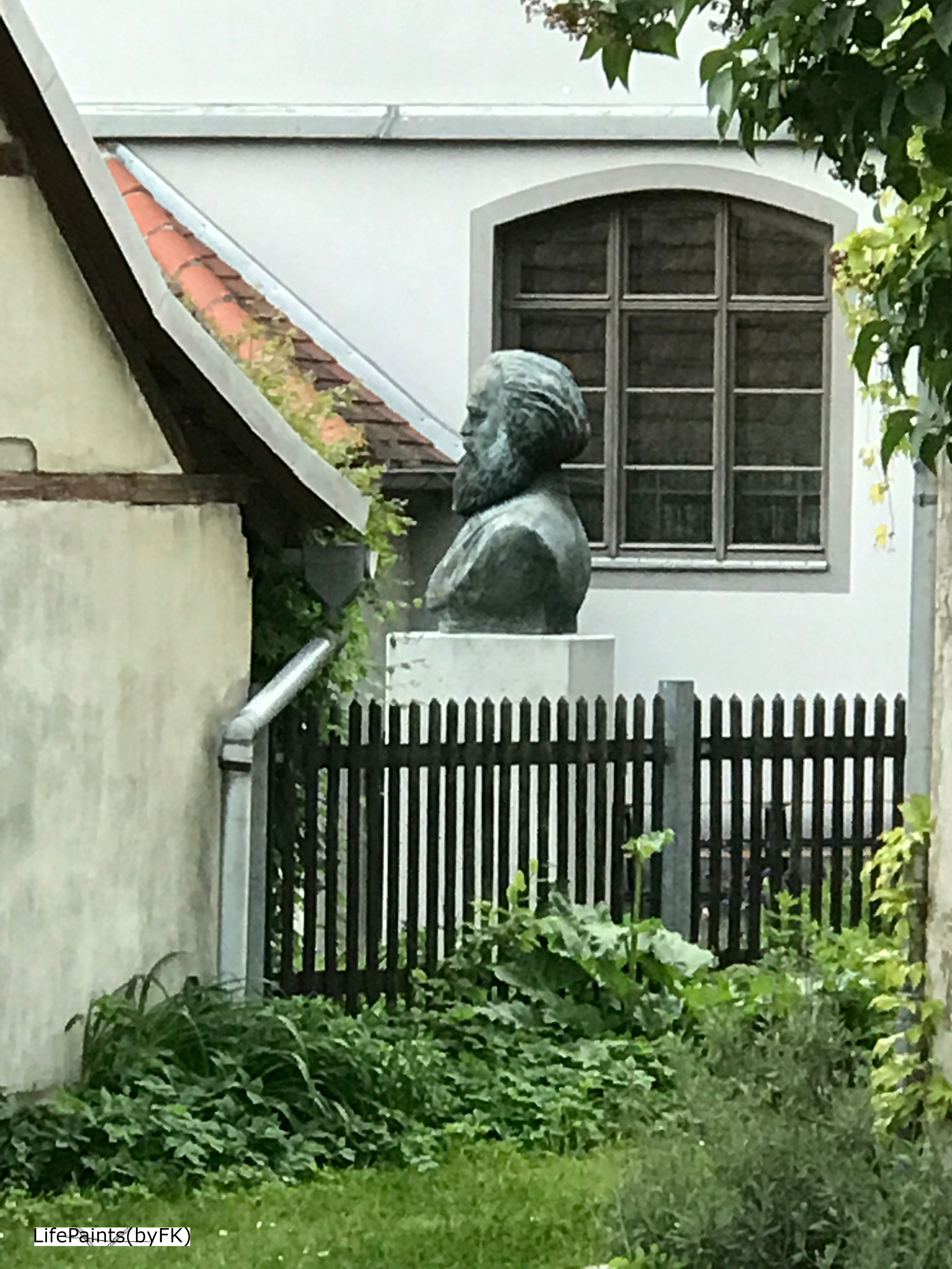 Hidden statue – Life paints (by FK)